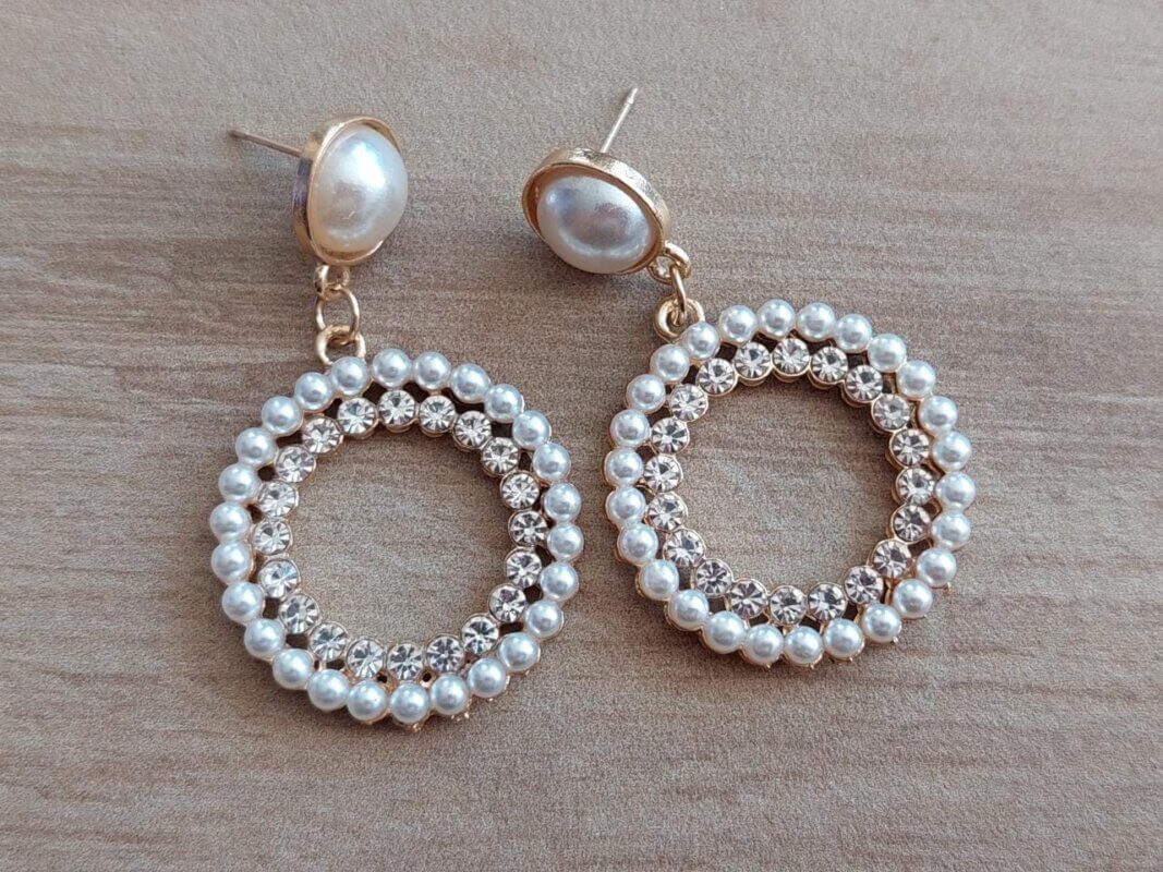 ARO BIJOUTERIE DORADO CON PERLA Y STRASS. LARGO TOTAL 45 MM - Zona Once ...