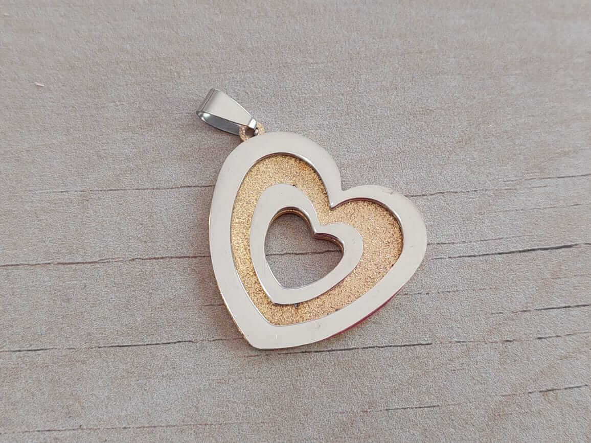 DIJE DE ACERO CORAZÓN CALADO CON DETALLE DORADO ARENADO BRILLANTE 35 MM ...