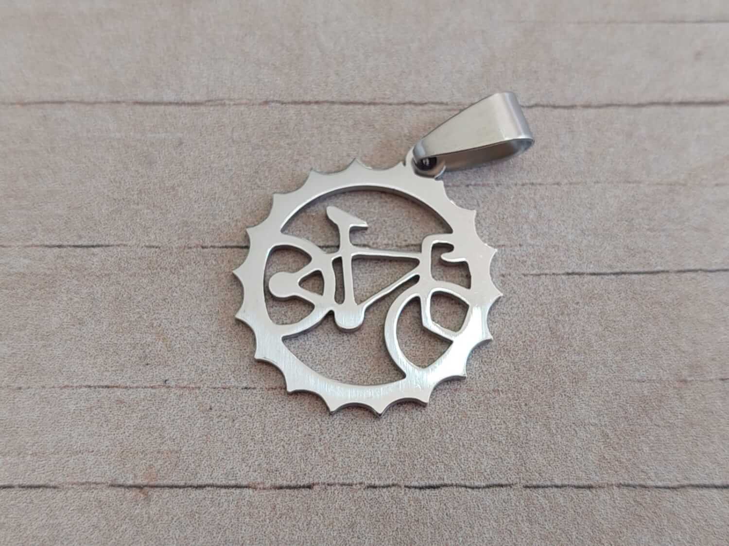 DIJE DE ACERO BICICLETA CALADA DENTRO DE CIRCULO TRABAJADO. TAMAÑO 22 ...