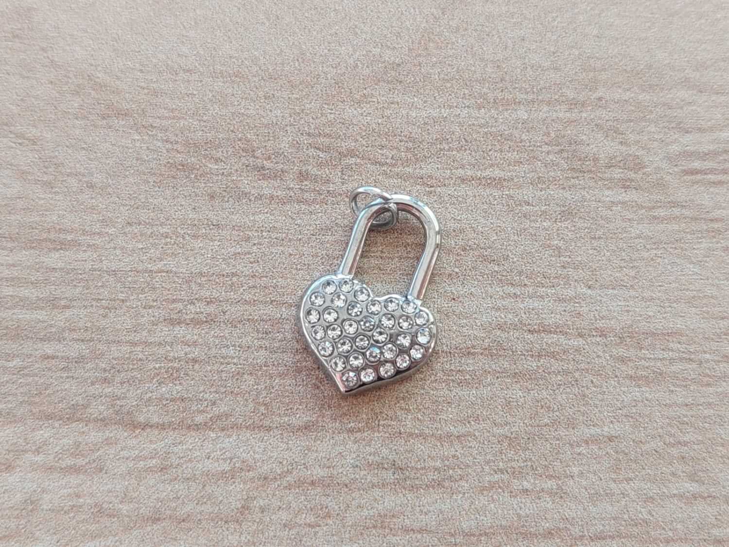 DIJE DE ACERO CORAZÓN CANDADO CON STRASS BLANCO. 12 X 17 MM - Zona Once ...