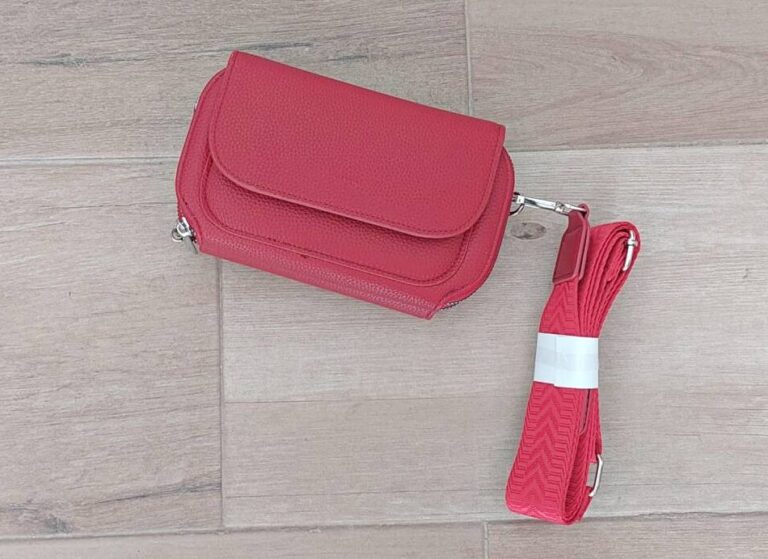 CARTERA TIPO BANDOLERA COLOR BORDO CON DOBLE CIERRE Y MÚLTIPLES ...