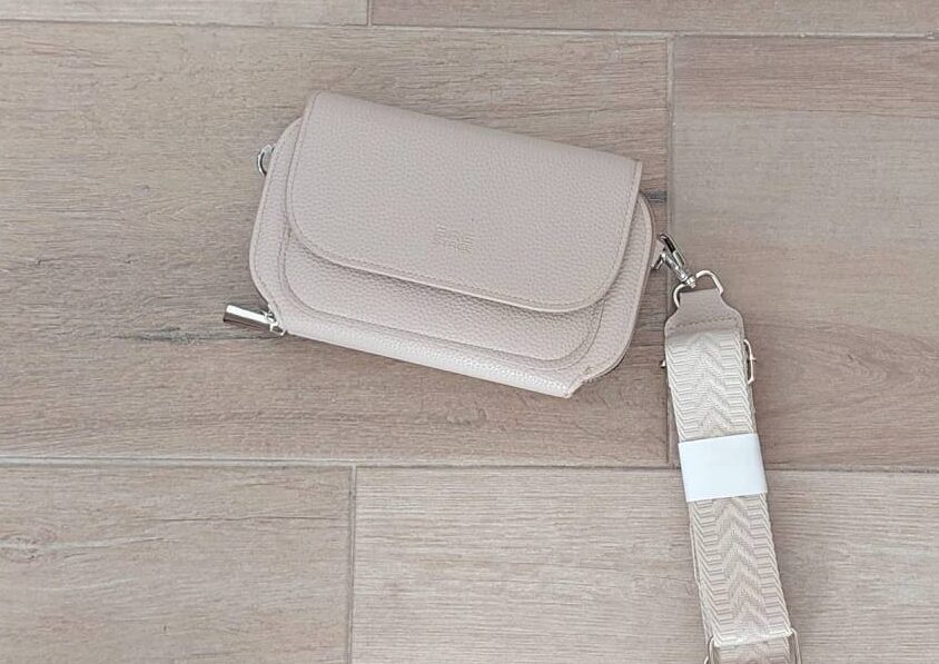 CARTERA TIPO BANDOLERA COLOR BEIGE CON DOBLE CIERRE Y MÚLTIPLES ...